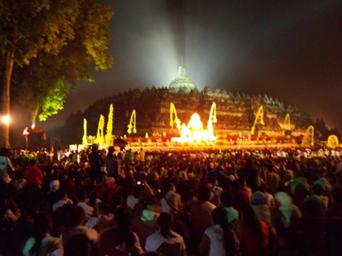 Cantiknya 1.000 Lampion Waisak di Candi Borobudur