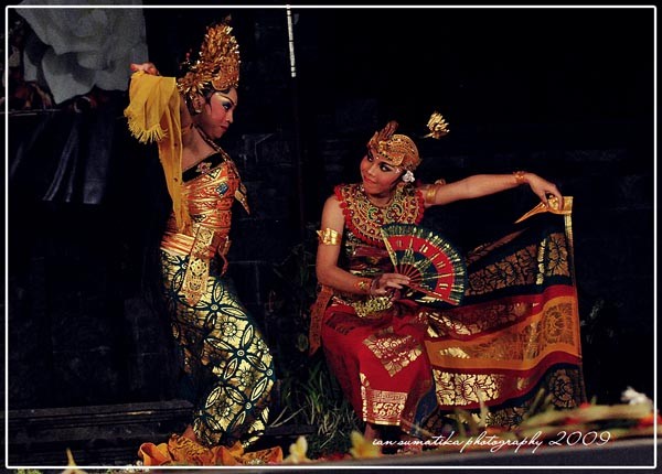 Cantiknya Tari Oleg Tamulilingan Berbalut Sunset di Bale Banjar