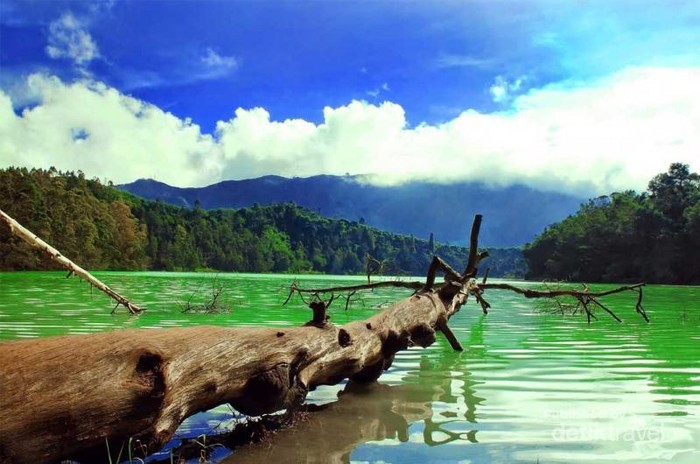 Danau yang Warna Airnya Bisa Berubah-Ubah Ada di Dieng