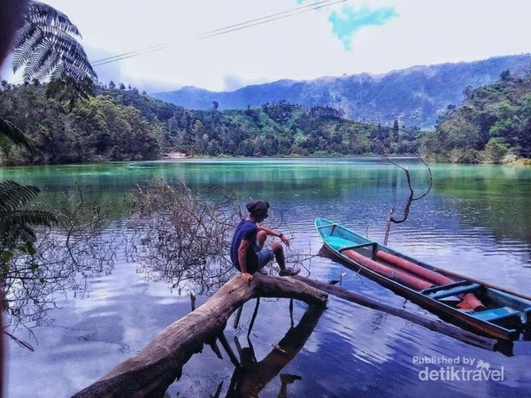 Danau yang Warna Airnya Bisa Berubah-Ubah Ada di Dieng