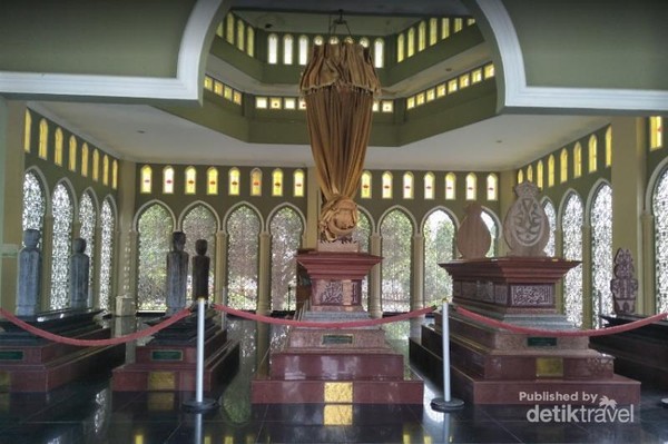 Di Pemakaman Megah Ini, Sultan Siak Beristirahat Dengan Damai