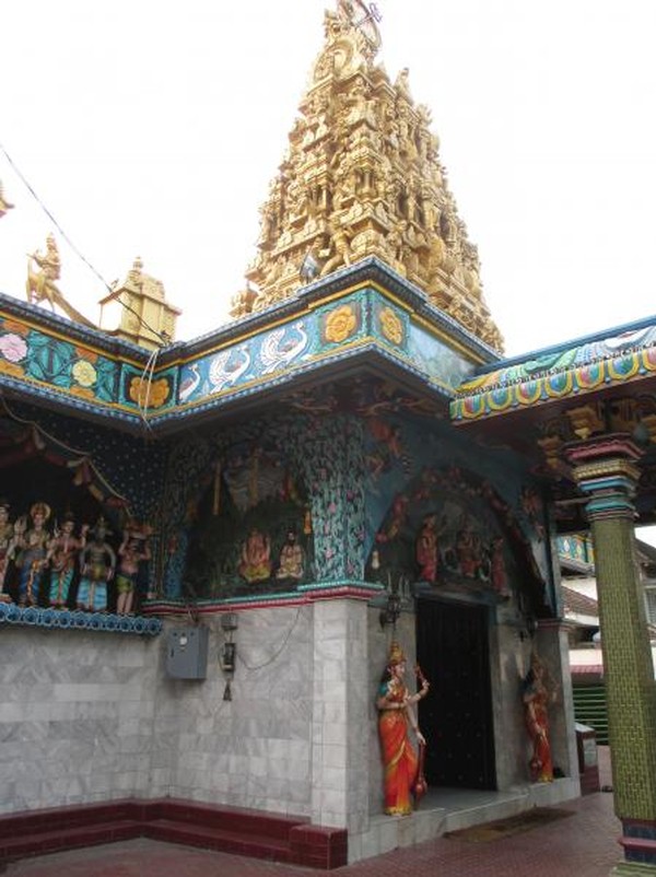 Eksotisnya Kuil Shri Mariamman di Kota Medan