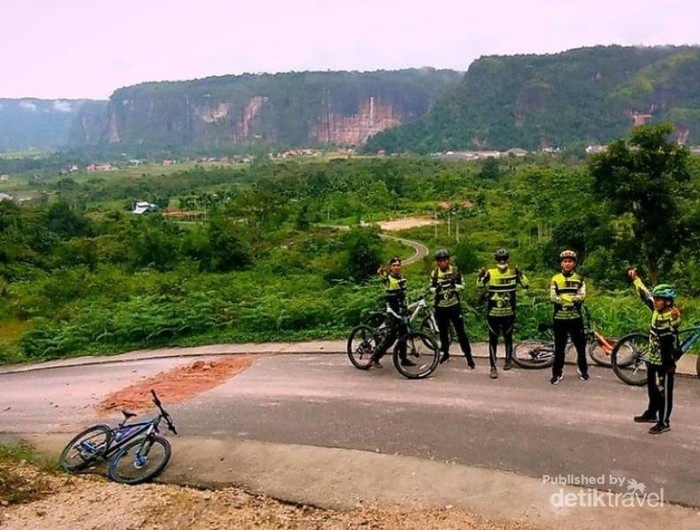 Gowes di Antara Tebing Cadas di Lembah Harau