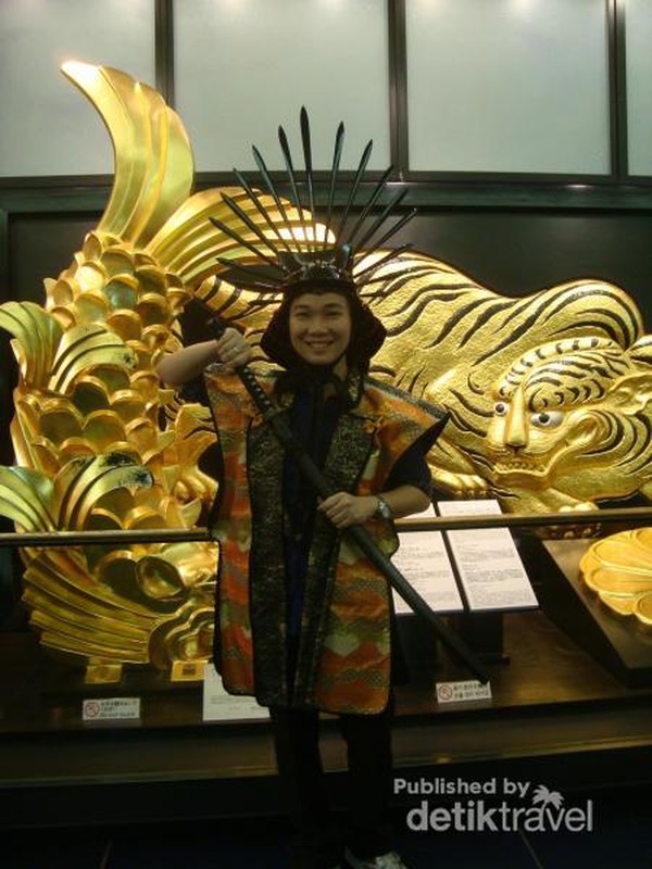 Jadi Samurai di Osaka Castle