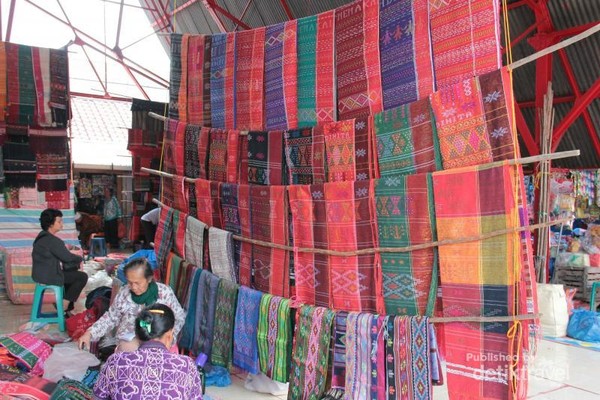 Jalan-jalan ke Balige, Jangan Lupa Beli Ulos Di Sini