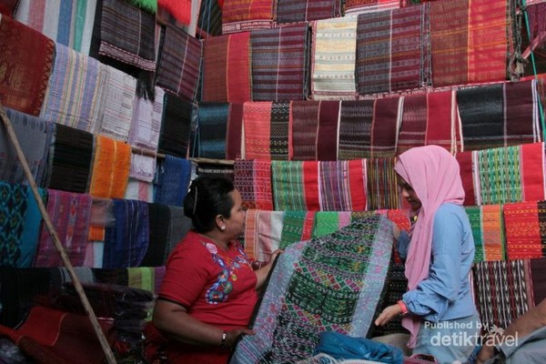 Jalan-jalan ke Balige, Jangan Lupa Beli Ulos Di Sini