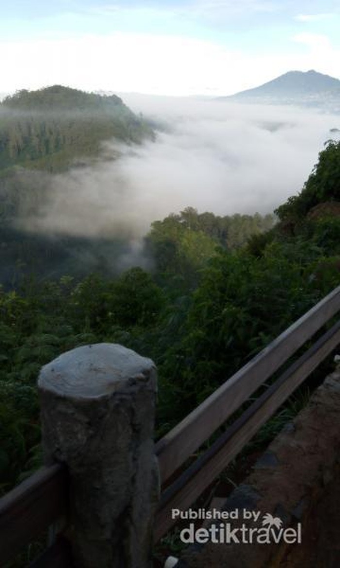 Kala Tebing Keraton Terlihat Seperti Negeri di Atas Awan