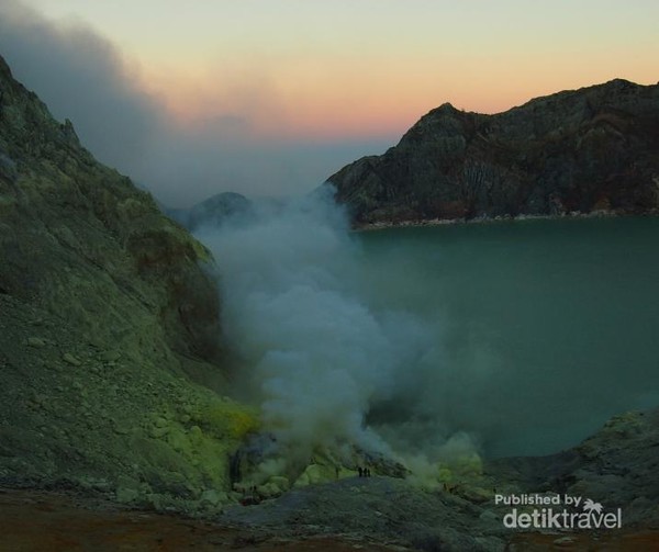 Kawah Ijen dan Api Biru yang Ajaib