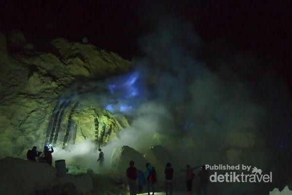 Kawah Ijen dan Api Biru yang Ajaib