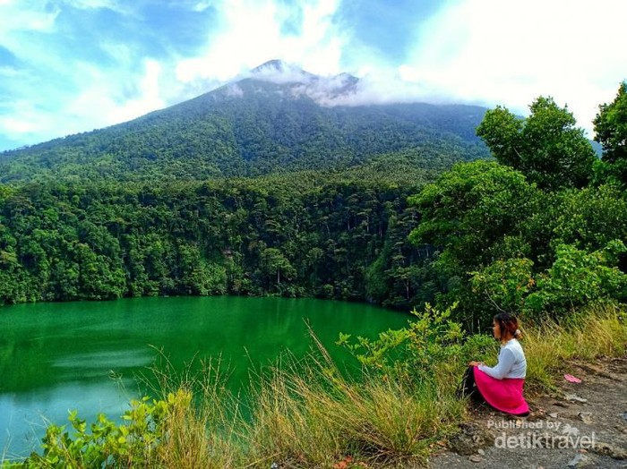 Keindahan Danau Tolire yang Penuh Misteri