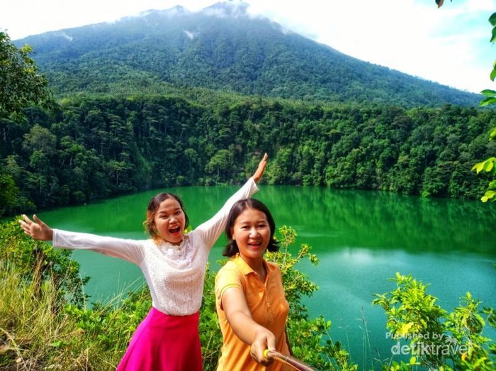 Keindahan Danau Tolire yang Penuh Misteri