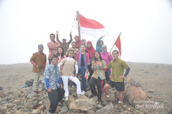 Kibar Bendera Merah Putih di Puncak Gunung Alaska, AS
