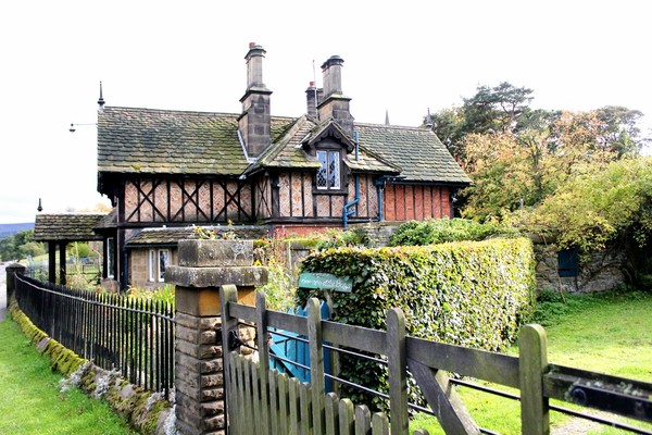 Larut Dalam Pesona Alam Desa Edensor, Inggris