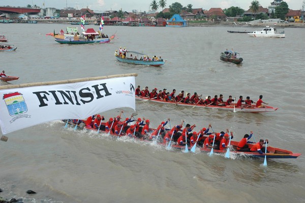 Lomba Perahu Bidar, Jejak Ratu Belanda di Palembang