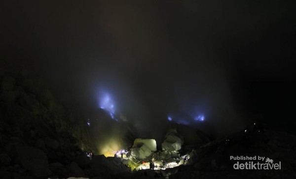 Long Weekend? Saatnya Mengejar Api Biru di Kawah Ijen