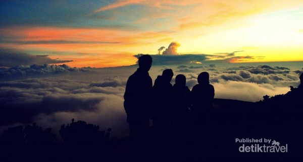 Matahari Terbit di Gunung Gede, Super Cantik!