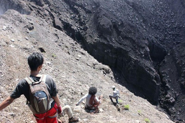 Medan Ekstrem untuk Taklukkan Gunung Raung, Berani?