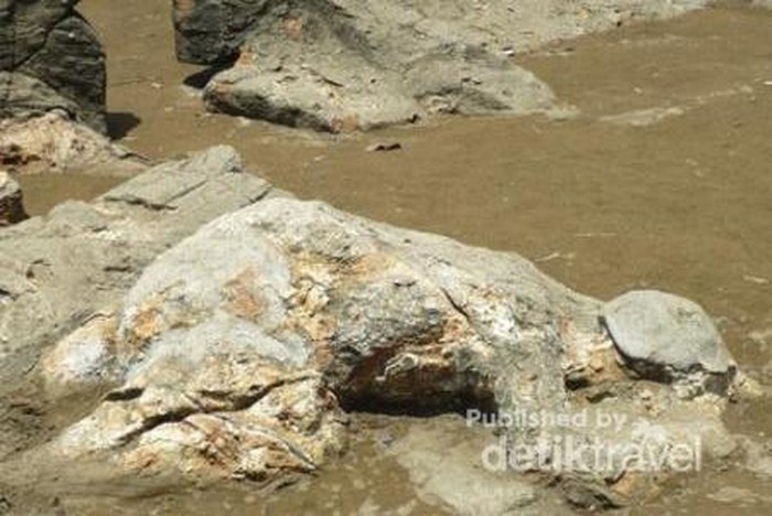 Melihat Malin Kundang Dikutuk Menjadi Batu
