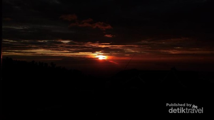 Memburu Sunrise di Gunung Merbabu