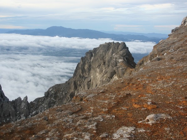 Menanti Awan Bergelung di Puncak Sinabung