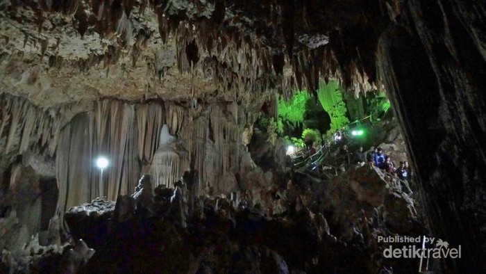 Menelusuri Keindahan Goa Gong di Pacitan