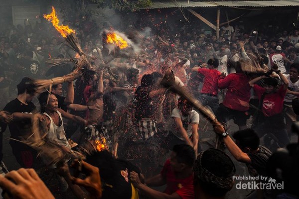 Mengenal Tradisi Perang Api di Lombok