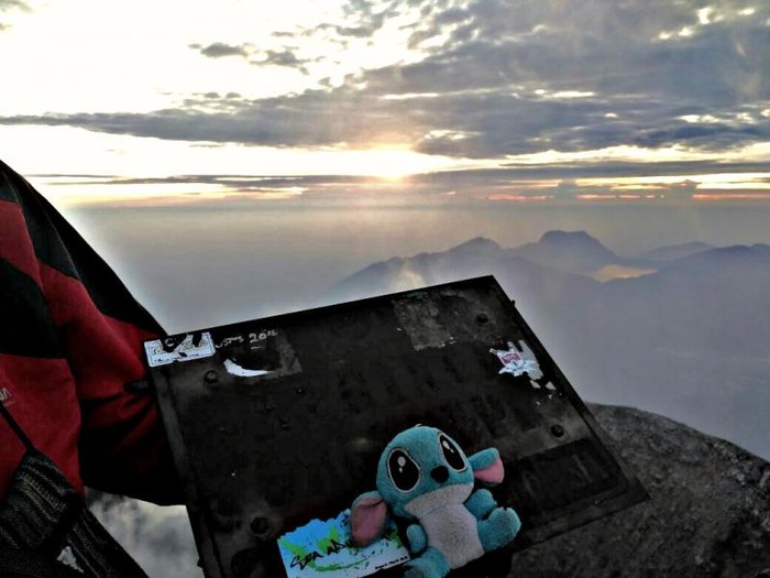 Menggapai Puncak Gunung Api Tertinggi di Asia Tenggara
