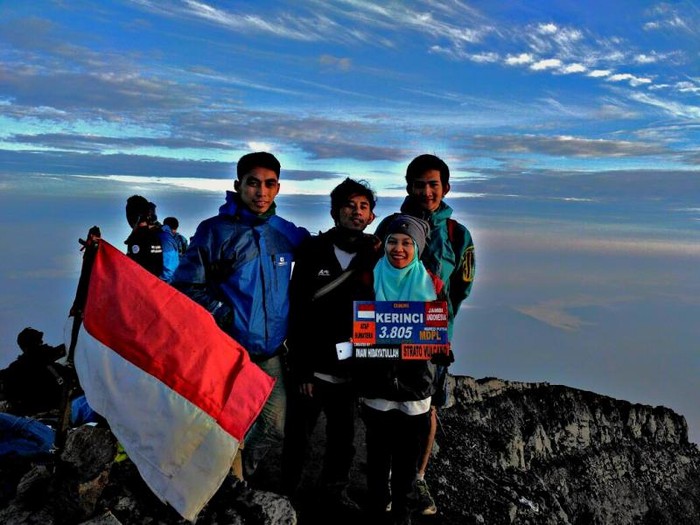 Menggapai Puncak Gunung Api Tertinggi di Asia Tenggara