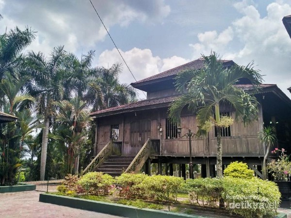 Mengintip Istana Kuning di Kalimantan