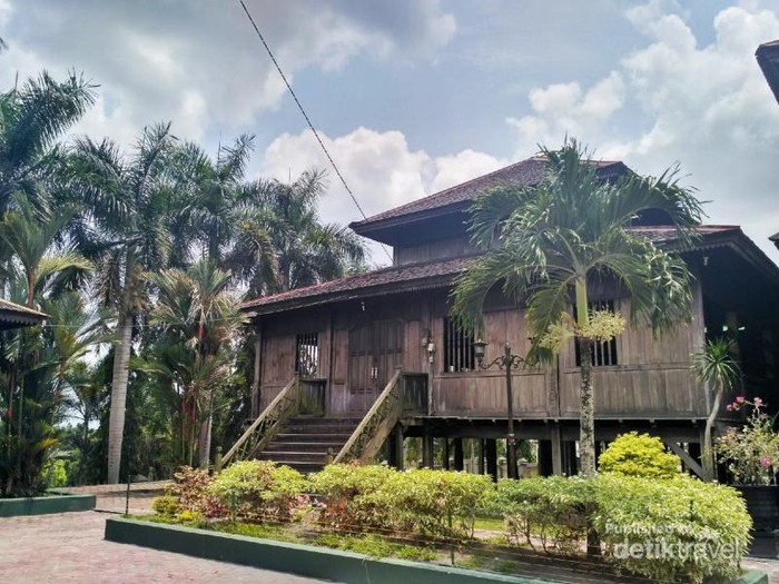 Mengintip Istana Kuning di Kalimantan