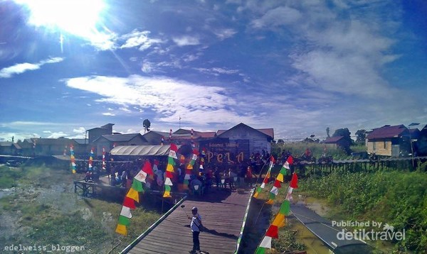 Menikmati Langit Biru Dilanjut Senja di Danau Semayang