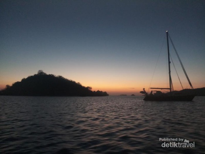 Menikmati Pagi dan Indahnya Pulau Riung