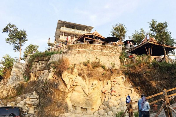 Menikmati Yogyakarta dari Ketinggian di Watu Langit