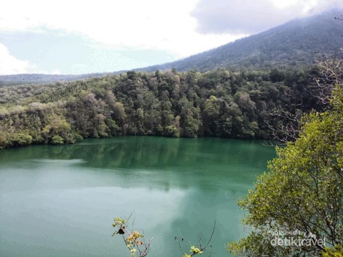Mitos Buaya Putih & Budaya Lempar Batu di Danau Tolire, Ternate