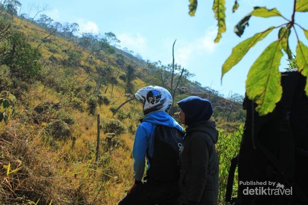 Naik Gunung Pakai Helm?