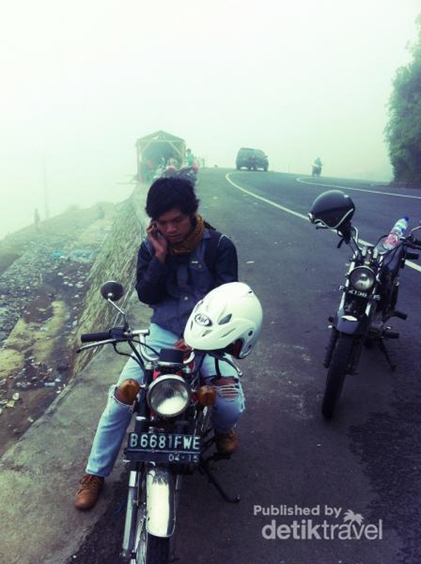 Naik Motor Tua ke Gunung Padang, Seru!