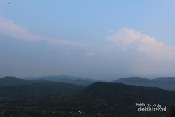 Ngabuburit Asyik di Bukit Selo Langit