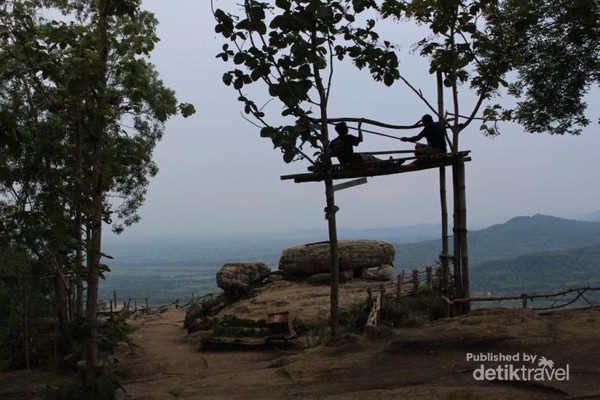 Ngabuburit Asyik di Bukit Selo Langit