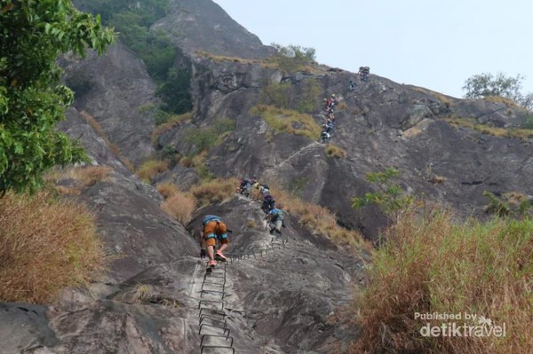 Panjat Tebing Gunung Batu Andesit Tertinggi di Indonesia