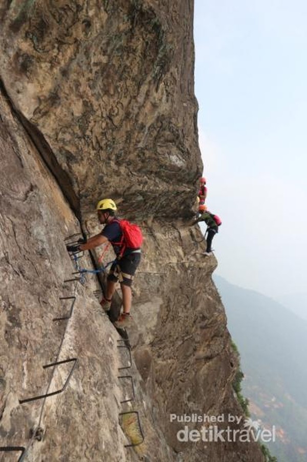 Panjat Tebing Gunung Batu Andesit Tertinggi di Indonesia