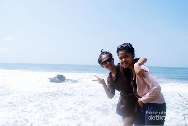 Pantai Batu Hiu, 'Tanah Lot' Ala Jawa Barat