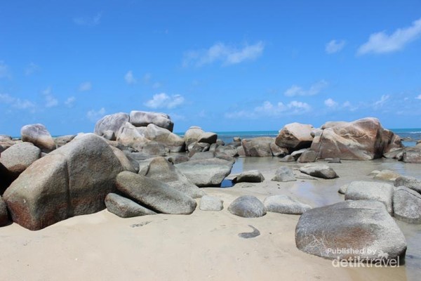 Pantai Cantik Penuh Batu Granit, Bangka Juga Punya!