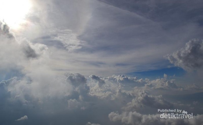 Parade Awan dan Matahari di Gunung Cikuray