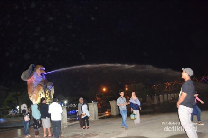 Patung Bekantan, Destinasi Wisata Malam yang Baru di Banjarmasin