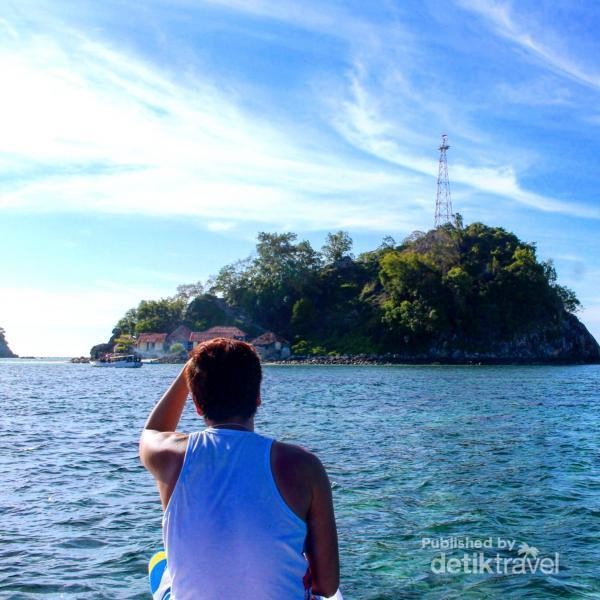 Perahu 'Melayang' di Pulau Salando, Sulawesi Tengah