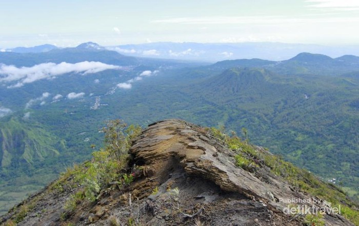 Perjuangan Mendaki Gunung Inerie, Piramida Alam di Flores