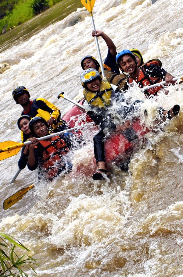 Pertama Kali Arung Jeram? Coba Jajal Sungai Elo