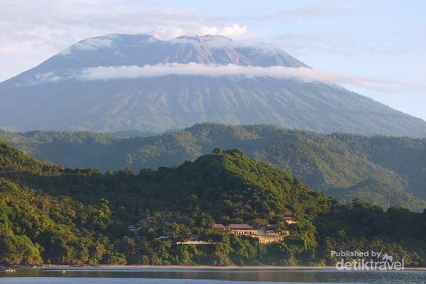 Pesona Gunung Agung dari Teluk Labuhan