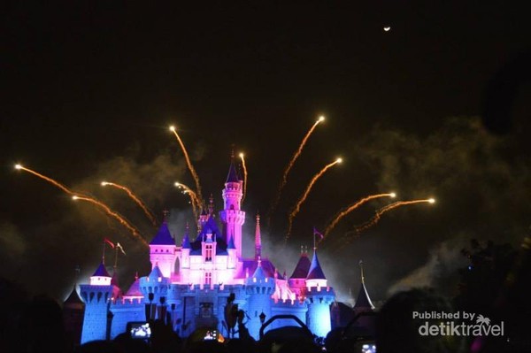 Pesta Kembang Api di Disneyland Hong Kong, Meriah!