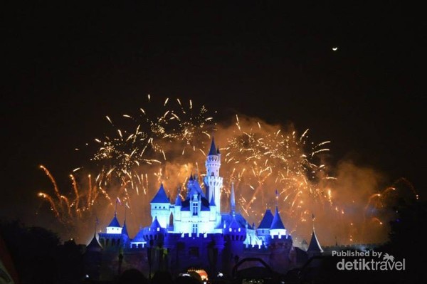 Pesta Kembang Api di Disneyland Hong Kong, Meriah!